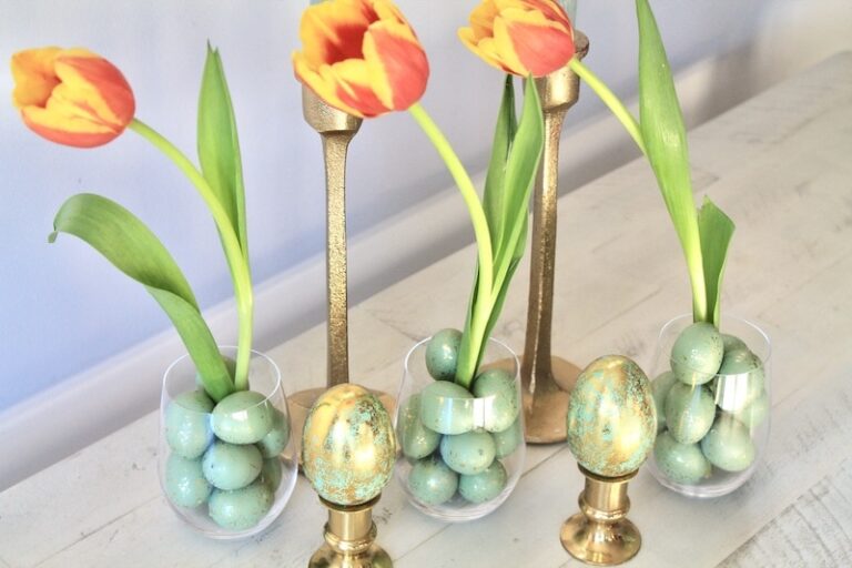 Easy Easter Table Decorations with Spring Flowers and Bunnies