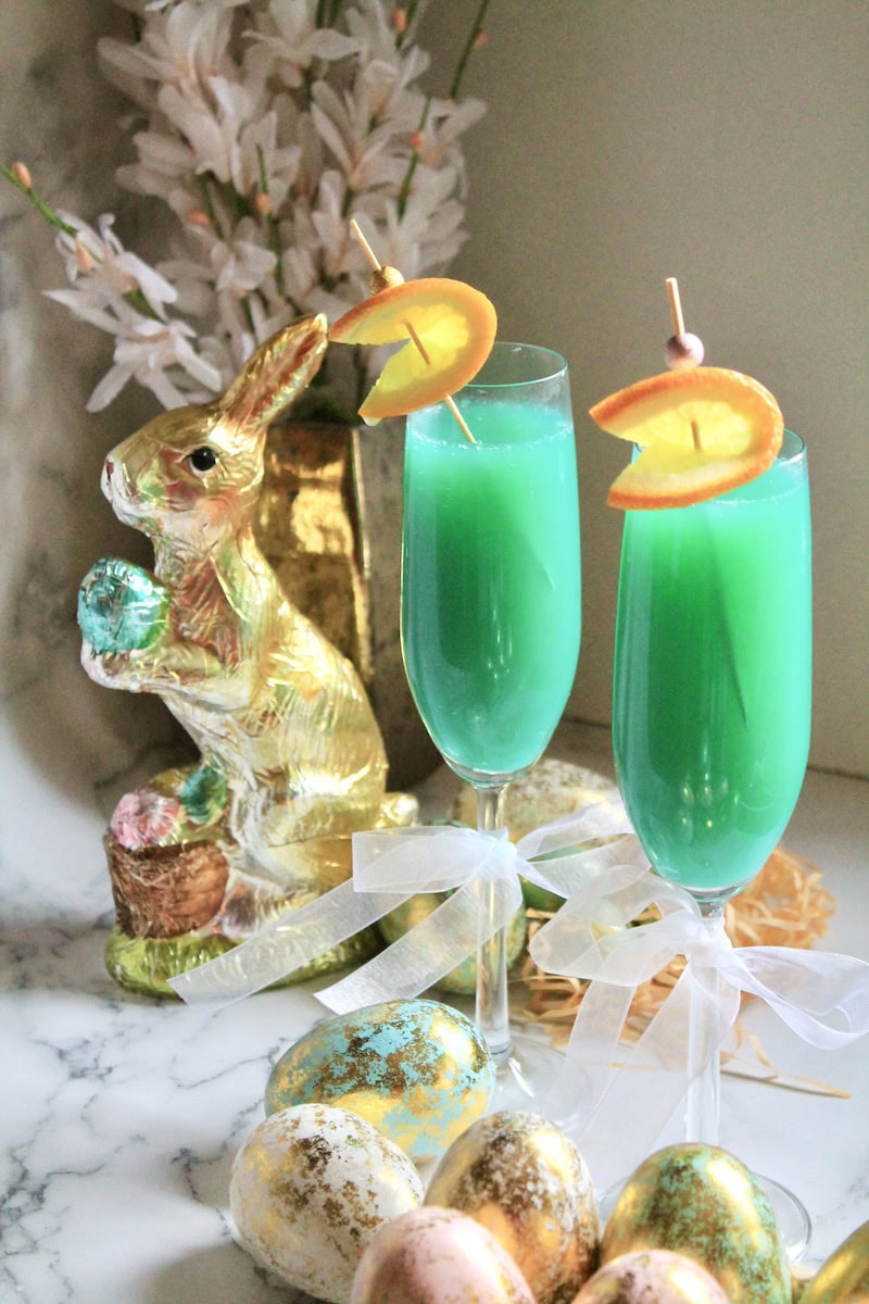 Cute Robin’s Egg Easter Mimosas! Easy Champagne Easter drinks