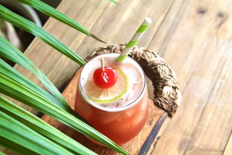 Easy Summer Rum Drink with Pineapple Juice and Cranberry