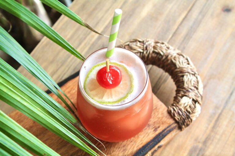 Easy Summer Rum Drink with Pineapple Juice and Cranberry